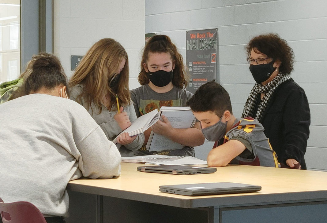 Kentucky 2022 Middle School Teacher of the Year Hallie Booth helps ...